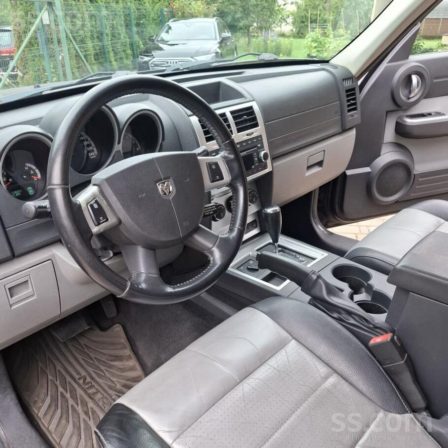 Black Dodge Nitro 2007 in Riga, with an engine capacity of 2.80 L and mileage of 252 thousand km for 3500 €, photo 11 on AUTOMOTO.COM.LV