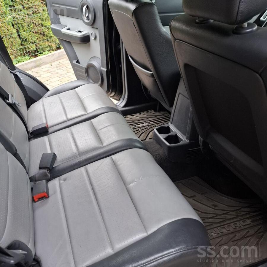 Black Dodge Nitro 2007 in Riga, with an engine capacity of 2.80 L and mileage of 252 thousand km for 3500 €, photo 14 on AUTOMOTO.COM.LV