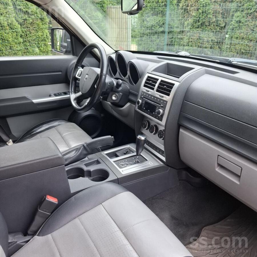 Black Dodge Nitro 2007 in Riga, with an engine capacity of 2.80 L and mileage of 252 thousand km for 3500 €, photo 15 on AUTOMOTO.COM.LV