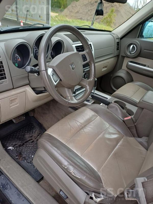 Black Dodge Nitro 2007 in Riga, with an engine capacity of 2.80 L and mileage of 244 thousand km for 4800 €, photo 7 on AUTOMOTO.COM.LV