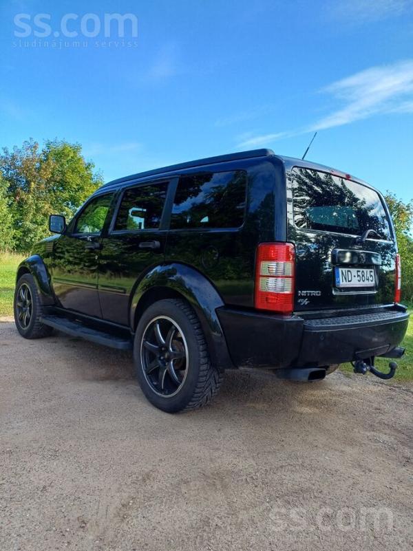 Black Dodge Nitro 2008 in Talsi, with an engine capacity of 2.80 L and mileage of 277 thousand km for 5500 €, photo 4 on AUTOMOTO.COM.LV