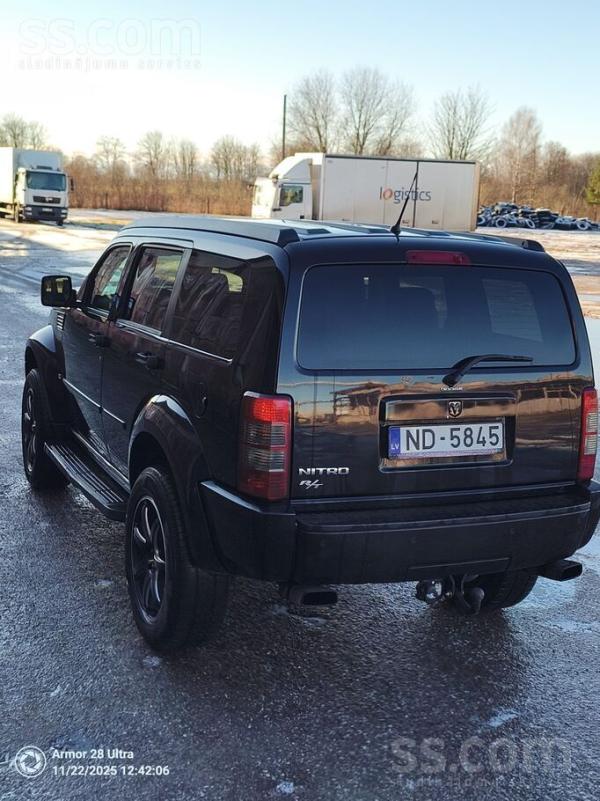 Black Dodge Nitro 2008 in Talsi, with an engine capacity of 2.80 L and mileage of 277 thousand km for 5500 €, photo 7 on AUTOMOTO.COM.LV