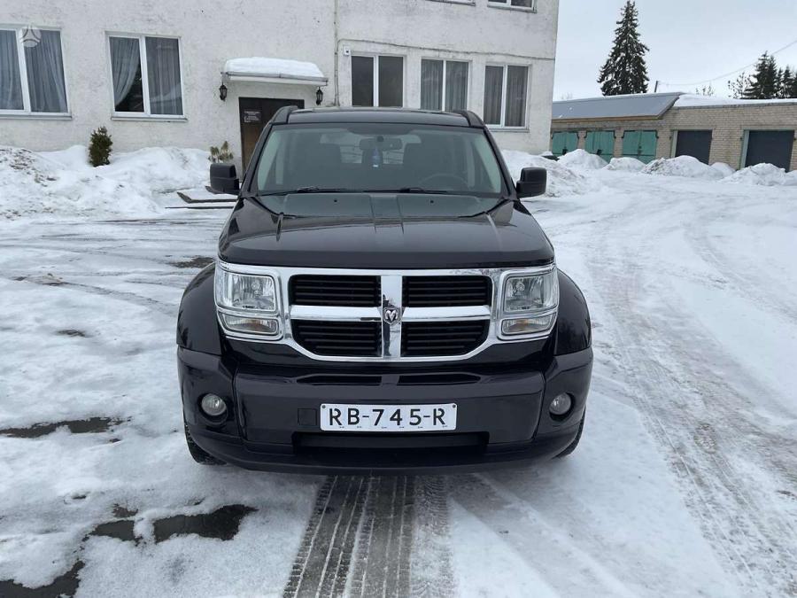 Black Dodge Nitro 2010 in Pasvalys, with an engine capacity of 2.78 L and mileage of 208 thousand km for 4800 €, photo 3 on AUTOMOTO.COM.LV