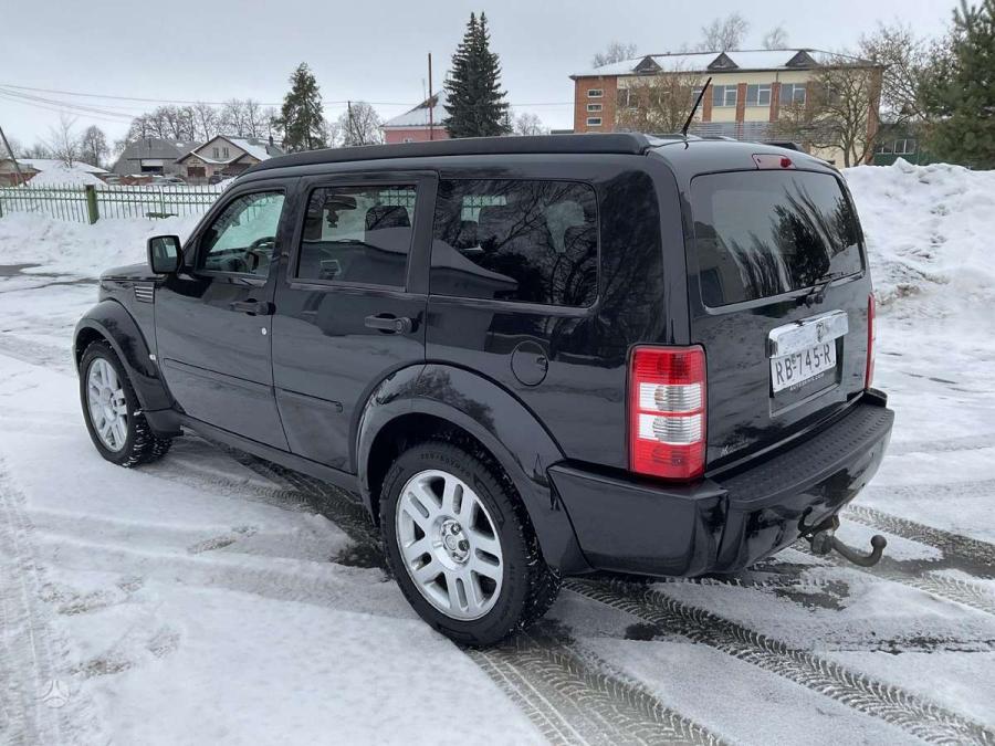 Black Dodge Nitro 2010 in Pasvalys, with an engine capacity of 2.78 L and mileage of 208 thousand km for 4800 €, photo 5 on AUTOMOTO.COM.LV