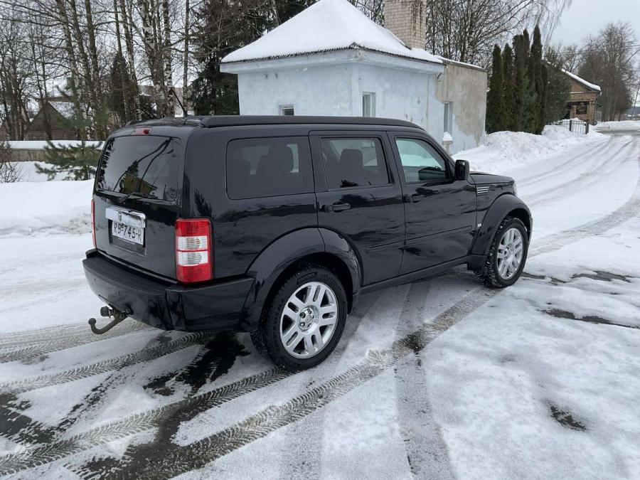Black Dodge Nitro 2010 in Pasvalys, with an engine capacity of 2.78 L and mileage of 208 thousand km for 4800 €, photo 6 on AUTOMOTO.COM.LV