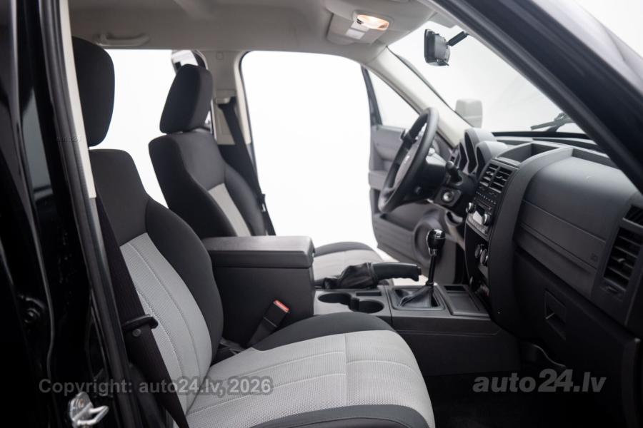 Melns Dodge Nitro 2007 Tallina, ar dzinēja tilpumu 2.80 L un nobraukumu 141 tūkst. km par 4999 €, foto 12 vietnē AUTOMOTO.COM.LV