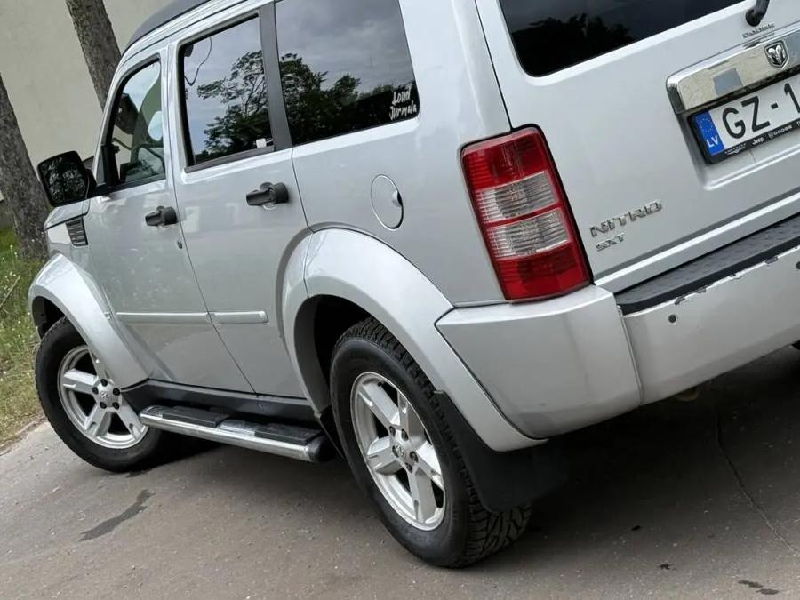 Pelēks Dodge Nitro 2007 Jūrmala, ar dzinēja tilpumu 2.80 L un nobraukumu 268 tūkst. km par 3950 €, foto 18 vietnē AUTOMOTO.COM.LV