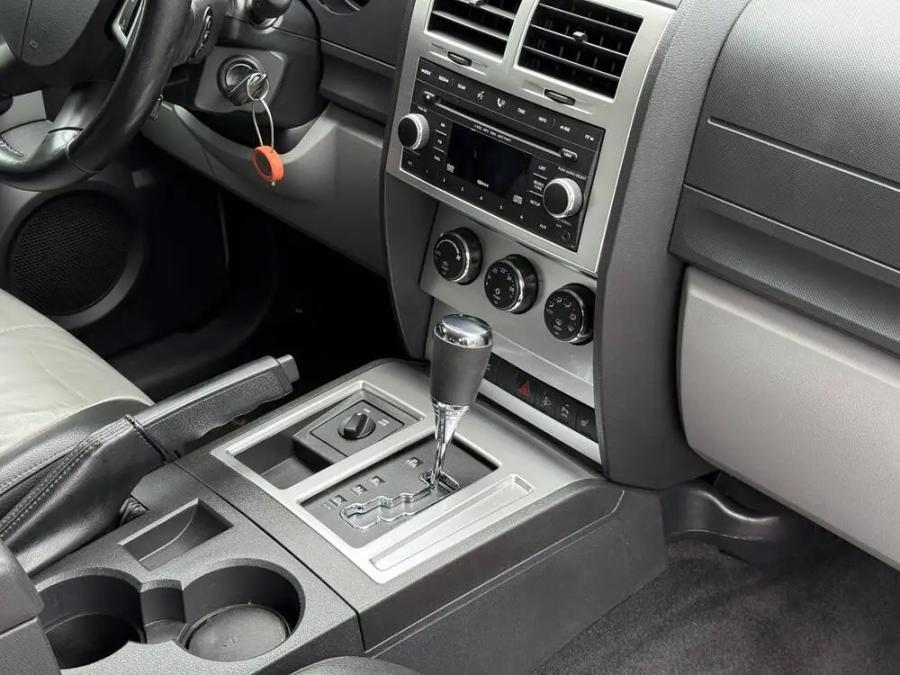 Pelēks Dodge Nitro 2007 Jūrmala, ar dzinēja tilpumu 2.80 L un nobraukumu 268 tūkst. km par 3950 €, foto 24 vietnē AUTOMOTO.COM.LV
