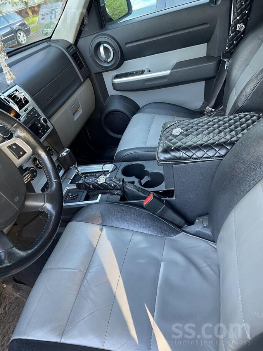 Pelēks Dodge Nitro 2008 Rīga, ar dzinēja tilpumu 2.80 L un nobraukumu 285 tūkst. km par 2500 €, foto 6 vietnē AUTOMOTO.COM.LV