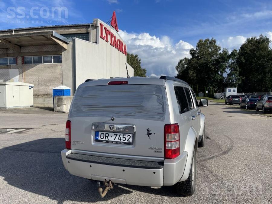 Grey Dodge Nitro 2008 in Riga, with an engine capacity of 2.80 L and mileage of 287 thousand km for 2500 €, photo 5 on AUTOMOTO.COM.LV