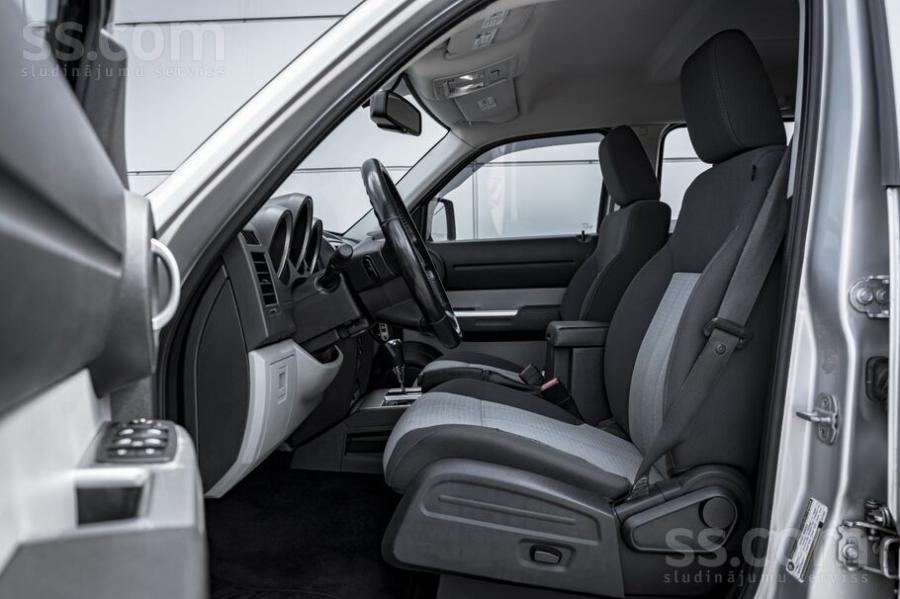 Grey Dodge Nitro 2009 in Riga, with an engine capacity of 2.80 L and mileage of 295 thousand km for 5990 €, photo 8 on AUTOMOTO.COM.LV