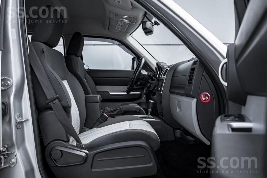 Grey Dodge Nitro 2009 in Riga, with an engine capacity of 2.80 L and mileage of 295 thousand km for 5990 €, photo 9 on AUTOMOTO.COM.LV