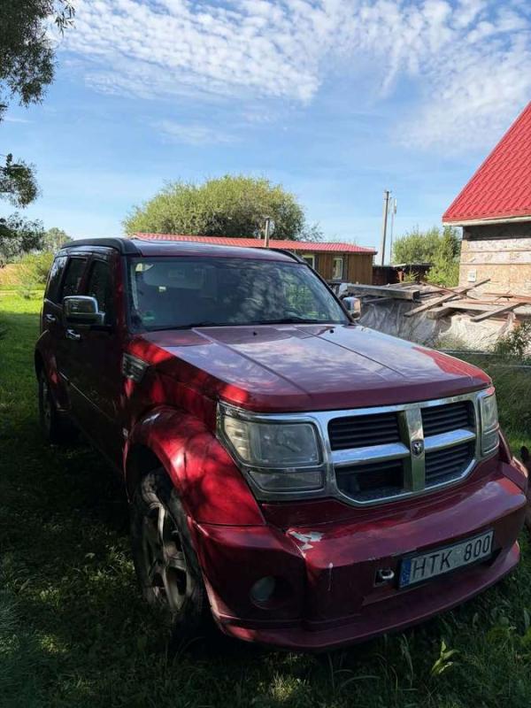 Red Dodge Nitro 2007 in Kaunas, with an engine capacity of 2.77 L and mileage of 390 thousand km for 999 €, photo 2 on AUTOMOTO.COM.LV