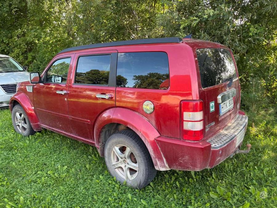 Red Dodge Nitro 2007 in Kaunas, with an engine capacity of 2.77 L and mileage of 390 thousand km for 999 €, photo 4 on AUTOMOTO.COM.LV