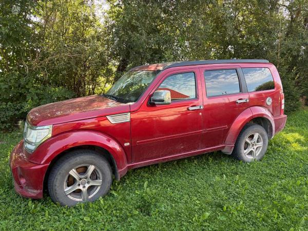 Red Dodge Nitro 2007 in Kaunas, with an engine capacity of 2.77 L and mileage of 390 thousand km for 999 €, photo 4 on AUTOMOTO.COM.LV