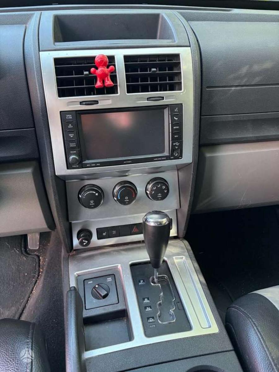 Red Dodge Nitro 2007 in Kaunas, with an engine capacity of 2.77 L and mileage of 390 thousand km for 999 €, photo 7 on AUTOMOTO.COM.LV