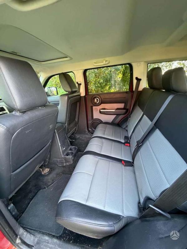 Red Dodge Nitro 2007 in Kaunas, with an engine capacity of 2.77 L and mileage of 390 thousand km for 999 €, photo 7 on AUTOMOTO.COM.LV