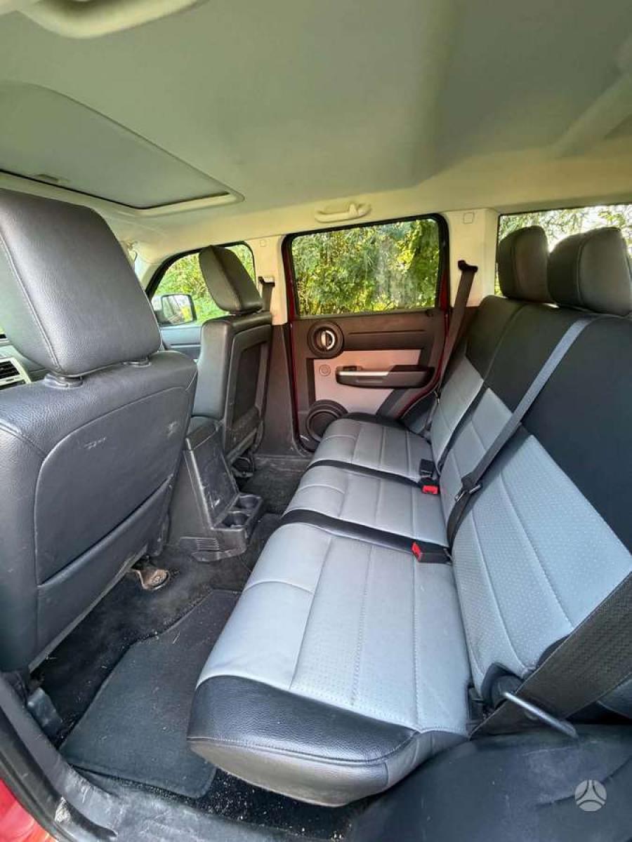 Red Dodge Nitro 2007 in Kaunas, with an engine capacity of 2.77 L and mileage of 390 thousand km for 999 €, photo 8 on AUTOMOTO.COM.LV