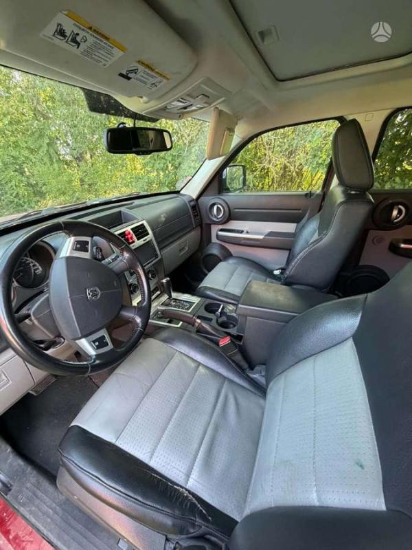 Red Dodge Nitro 2007 in Kaunas, with an engine capacity of 2.77 L and mileage of 390 thousand km for 999 €, photo 8 on AUTOMOTO.COM.LV