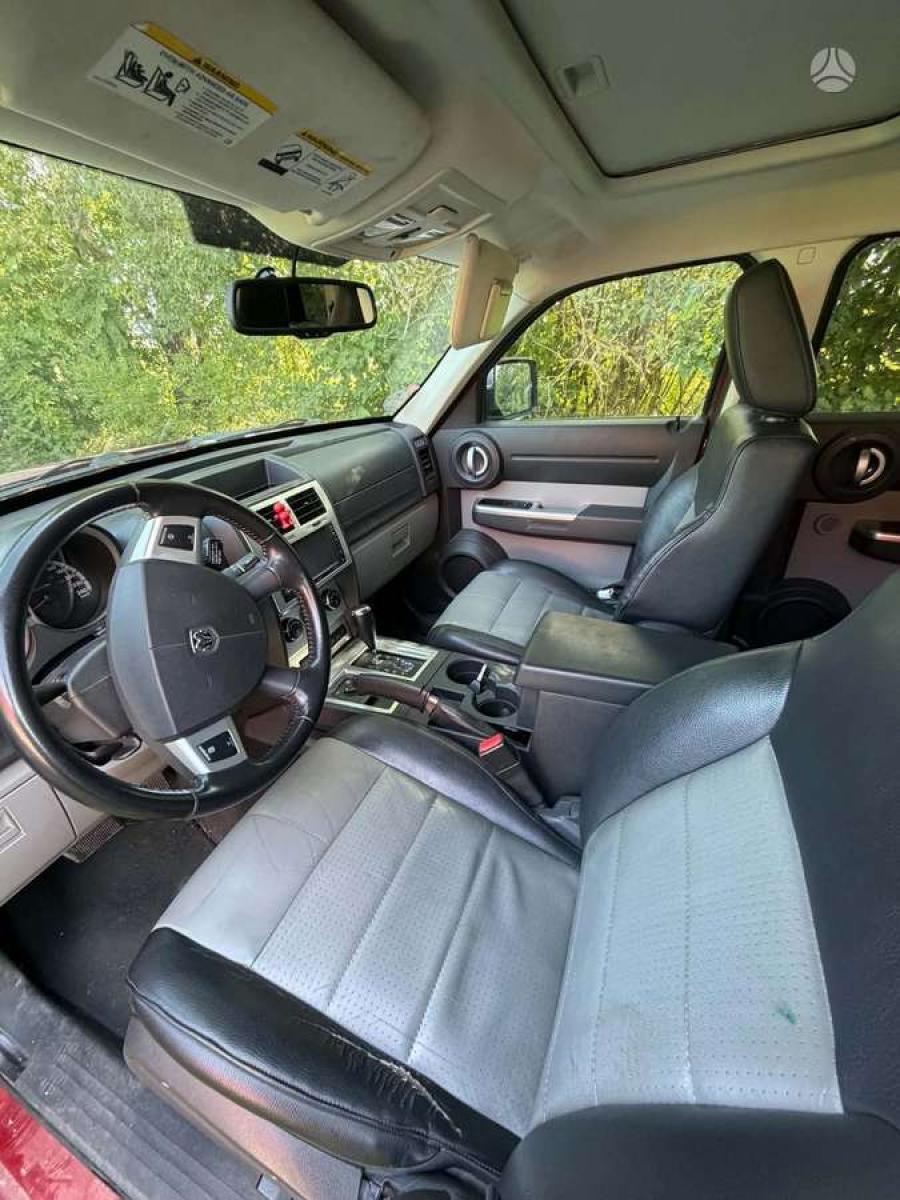 Red Dodge Nitro 2007 in Kaunas, with an engine capacity of 2.77 L and mileage of 390 thousand km for 999 €, photo 9 on AUTOMOTO.COM.LV