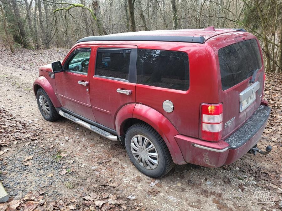 Red Dodge Nitro 2008 in Vilnius, with an engine capacity of 2.80 L and mileage of 260 thousand km for 2222 €, photo 5 on AUTOMOTO.COM.LV