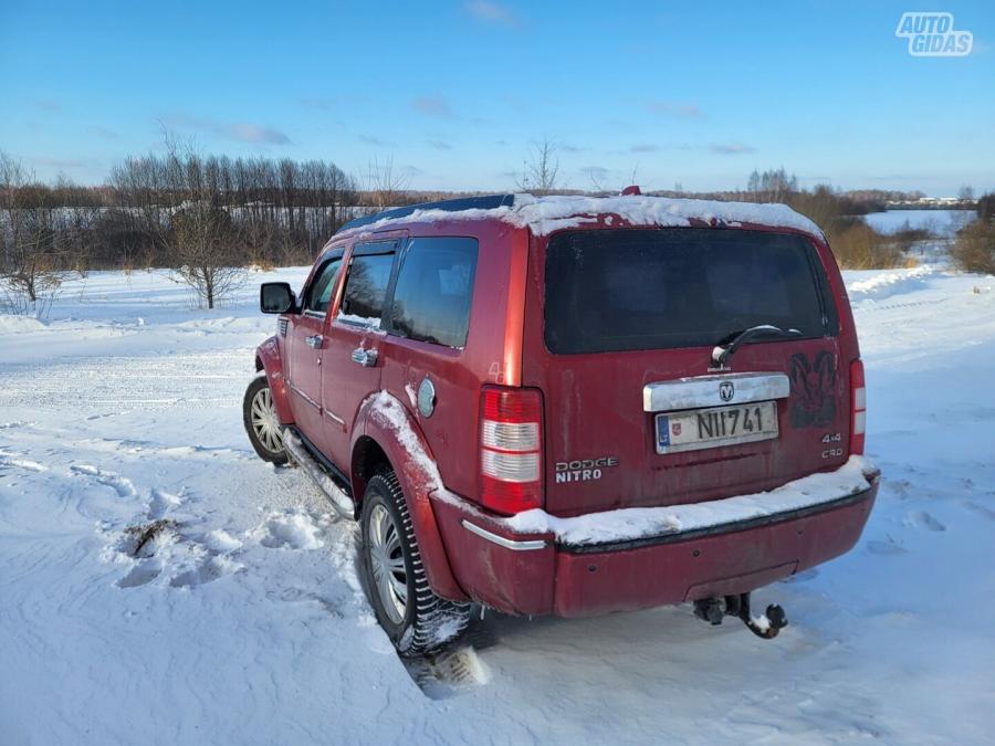 Red Dodge Nitro 2008 in Vilnius, with an engine capacity of 2.80 L and mileage of 260 thousand km for 2222 €, photo 12 on AUTOMOTO.COM.LV