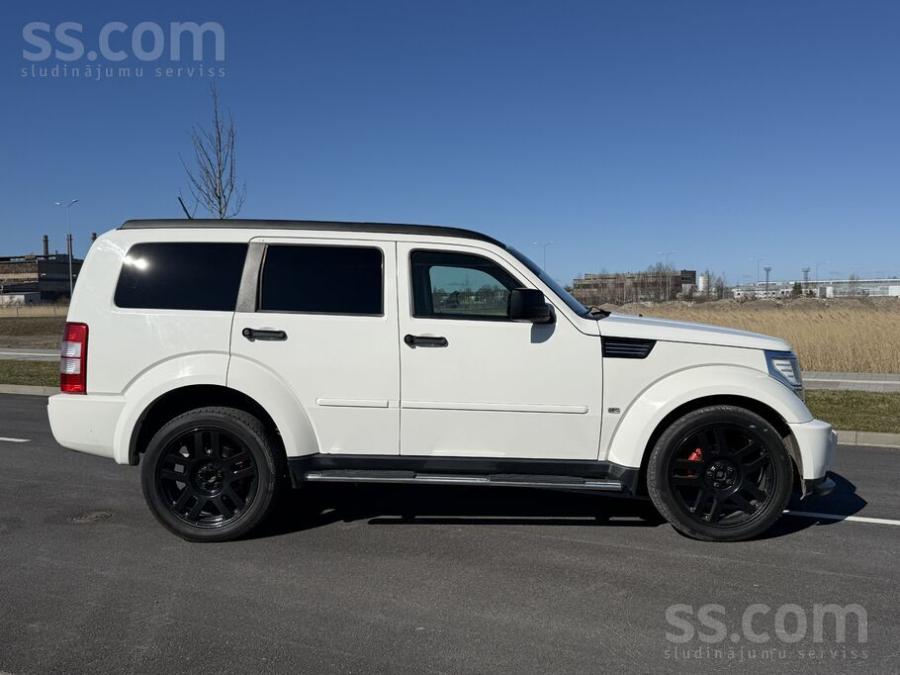 White Dodge Nitro 2008 in Liepaja, with an engine capacity of 2.80 L and mileage of 227 thousand km for 4800 €, photo 6 on AUTOMOTO.COM.LV