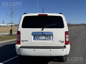 White Dodge Nitro 2008 in Liepaja, with an engine capacity of 2.80 L and mileage of 227 thousand km for 4800 €, photo 9 on AUTOMOTO.COM.LV