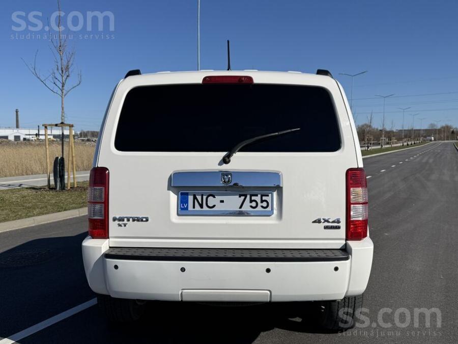 White Dodge Nitro 2008 in Liepaja, with an engine capacity of 2.80 L and mileage of 227 thousand km for 4800 €, photo 9 on AUTOMOTO.COM.LV