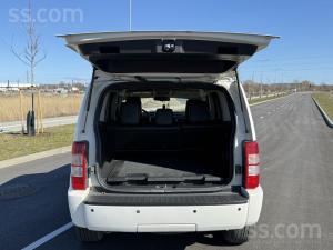 White Dodge Nitro 2008 in Liepaja, with an engine capacity of 2.80 L and mileage of 227 thousand km for 4800 €, photo 10 on AUTOMOTO.COM.LV