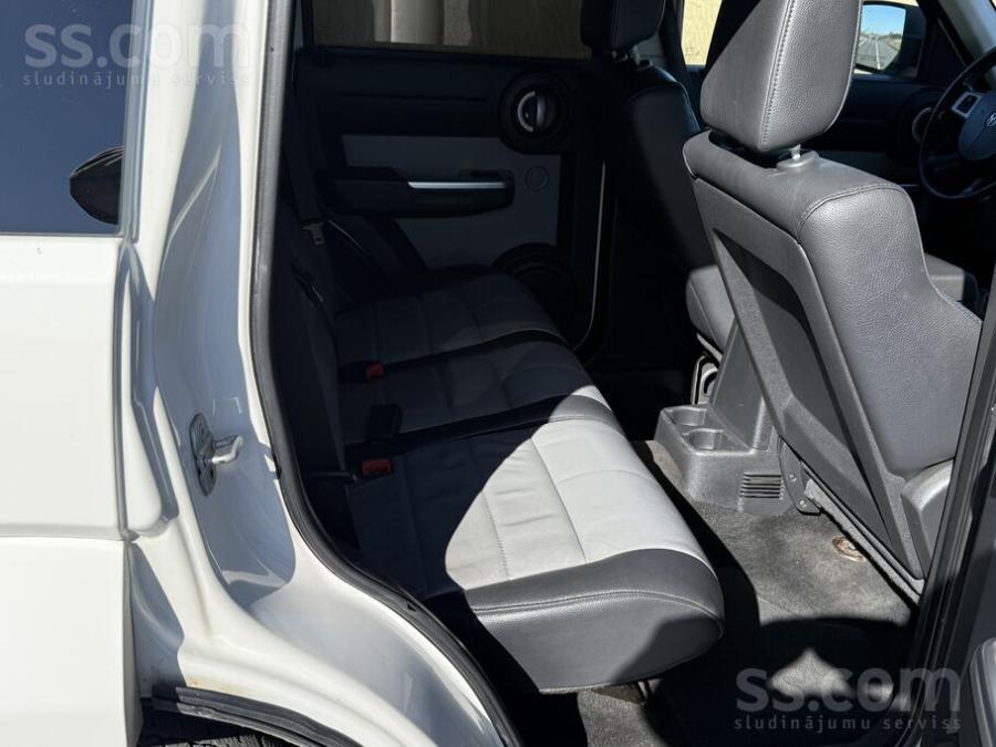 White Dodge Nitro 2008 in Liepaja, with an engine capacity of 2.80 L and mileage of 227 thousand km for 4800 €, photo 12 on AUTOMOTO.COM.LV