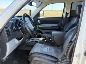 White Dodge Nitro 2008 in Liepaja, with an engine capacity of 2.80 L and mileage of 227 thousand km for 4800 €, photo 13 on AUTOMOTO.COM.LV