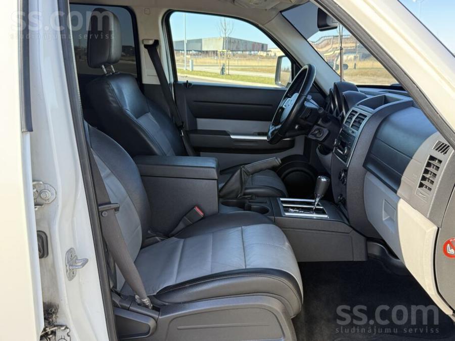 White Dodge Nitro 2008 in Liepaja, with an engine capacity of 2.80 L and mileage of 227 thousand km for 4800 €, photo 14 on AUTOMOTO.COM.LV