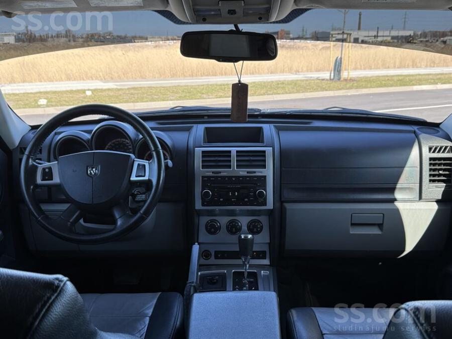 White Dodge Nitro 2008 in Liepaja, with an engine capacity of 2.80 L and mileage of 227 thousand km for 4800 €, photo 15 on AUTOMOTO.COM.LV