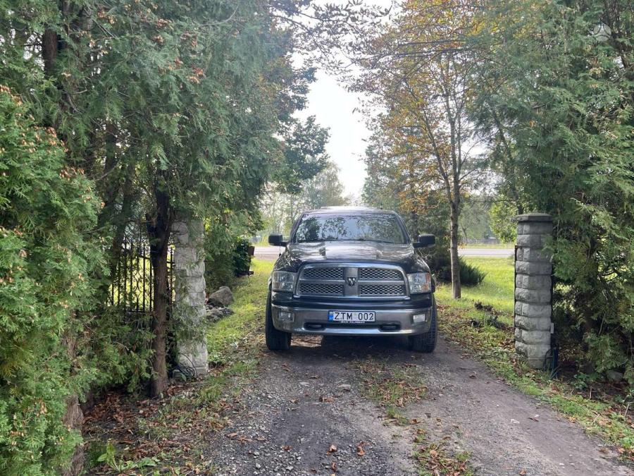 Black Dodge RAM 2009 in Panevezys, with an engine capacity of 5.70 L and mileage of 200 thousand km for 12100 €, photo 5 on AUTOMOTO.COM.LV