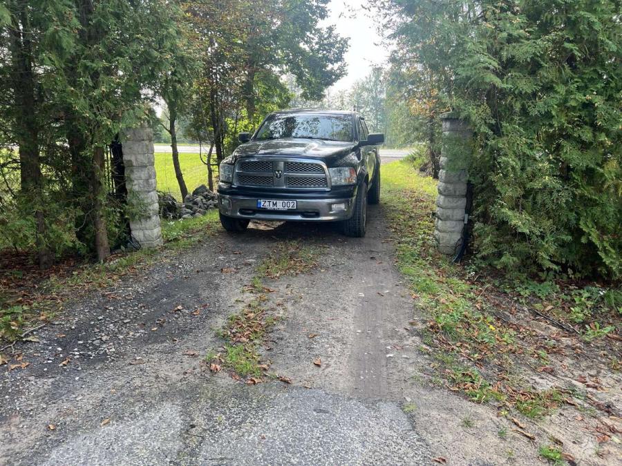 Black Dodge RAM 2009 in Panevezys, with an engine capacity of 5.70 L and mileage of 200 thousand km for 12100 €, photo 6 on AUTOMOTO.COM.LV