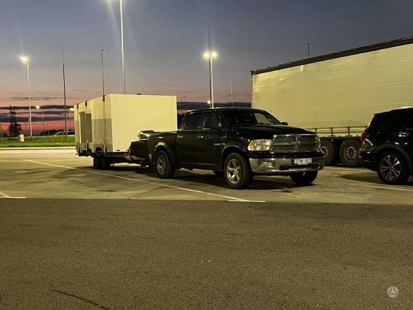 Black Dodge RAM 2009 in Panevezys, with an engine capacity of 5.70 L and mileage of 200 thousand km for 12100 €, photo 7 on AUTOMOTO.COM.LV