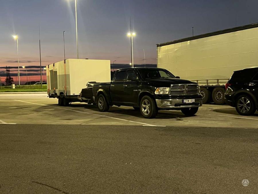 Black Dodge RAM 2009 in Panevezys, with an engine capacity of 5.70 L and mileage of 200 thousand km for 12100 €, photo 7 on AUTOMOTO.COM.LV