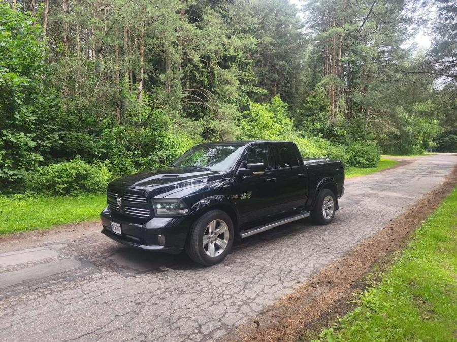 Black Dodge RAM 2014 in Panevezys, with an engine capacity of 5.70 L and mileage of 357 thousand km for 13700 €, photo 1 on AUTOMOTO.COM.LV