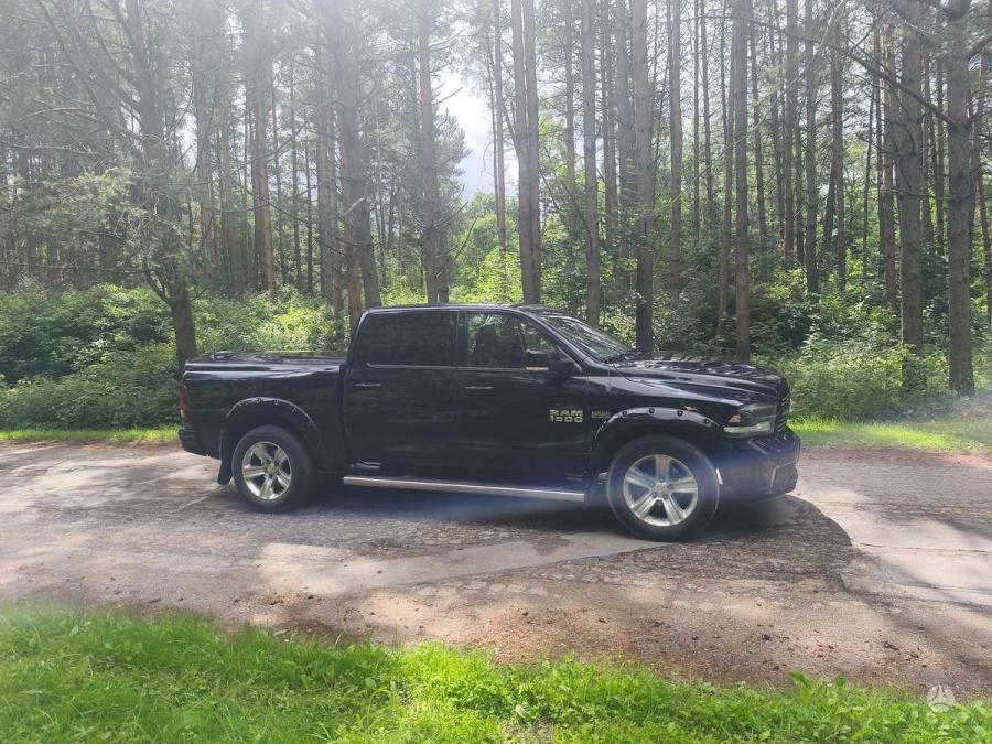 Black Dodge RAM 2014 in Panevezys, with an engine capacity of 5.70 L and mileage of 357 thousand km for 13700 €, photo 4 on AUTOMOTO.COM.LV