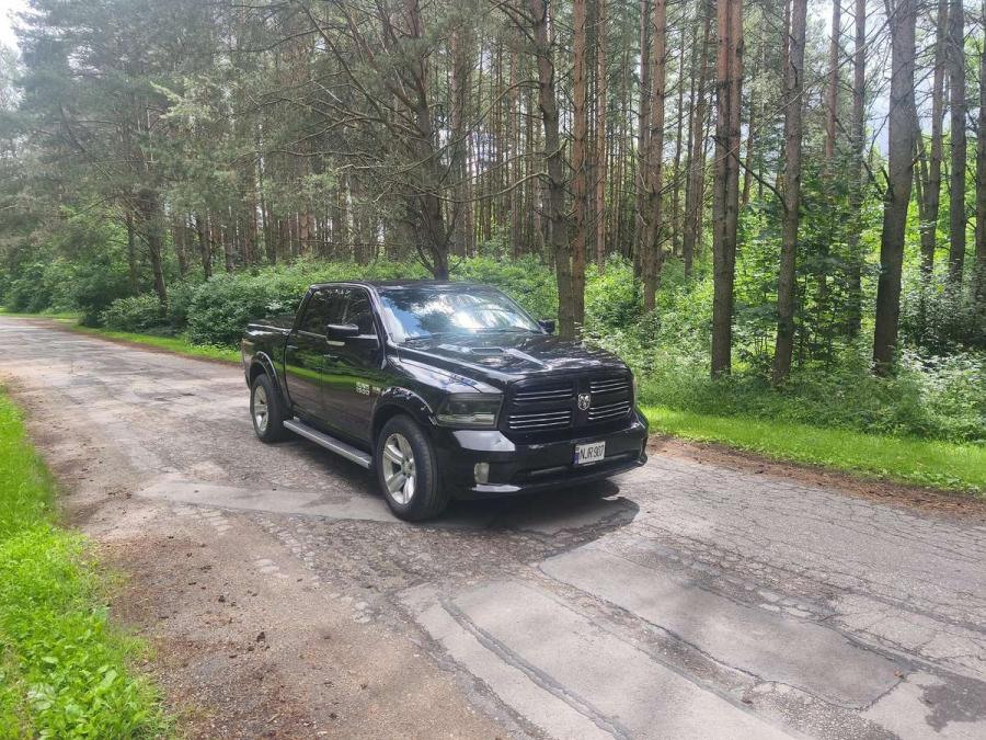 Black Dodge RAM 2014 in Panevezys, with an engine capacity of 5.70 L and mileage of 357 thousand km for 13700 €, photo 8 on AUTOMOTO.COM.LV