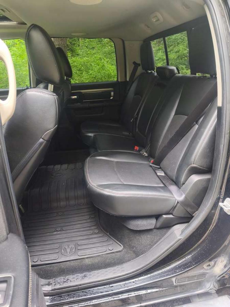 Black Dodge RAM 2014 in Panevezys, with an engine capacity of 5.70 L and mileage of 357 thousand km for 13700 €, photo 11 on AUTOMOTO.COM.LV