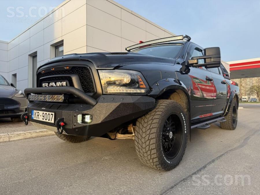 Black Dodge RAM 2015 in Riga, with an engine capacity of 5.70 L and mileage of 135 thousand km for 31900 €, photo 1 on AUTOMOTO.COM.LV