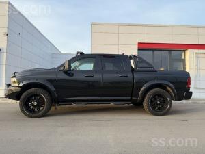Black Dodge RAM 2015 in Riga, with an engine capacity of 5.70 L and mileage of 135 thousand km for 31900 €, photo 4 on AUTOMOTO.COM.LV