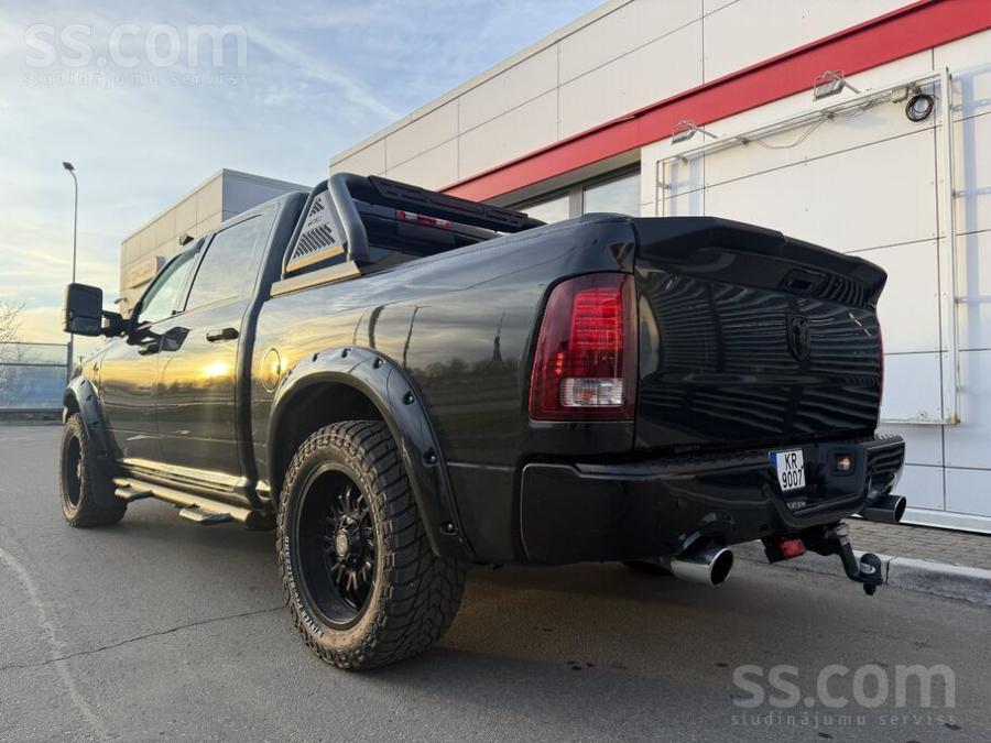 Black Dodge RAM 2015 in Riga, with an engine capacity of 5.70 L and mileage of 135 thousand km for 31900 €, photo 5 on AUTOMOTO.COM.LV