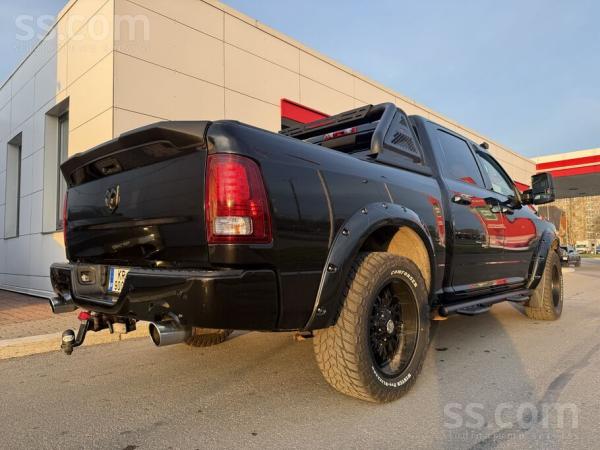 Black Dodge RAM 2015 in Riga, with an engine capacity of 5.70 L and mileage of 135 thousand km for 31900 €, photo 5 on AUTOMOTO.COM.LV