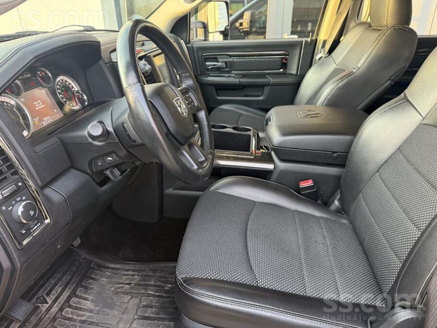 Black Dodge RAM 2015 in Riga, with an engine capacity of 5.70 L and mileage of 135 thousand km for 31900 €, photo 7 on AUTOMOTO.COM.LV