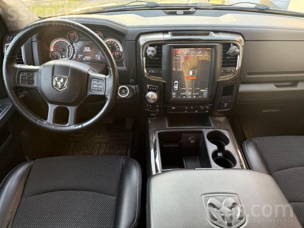 Black Dodge RAM 2015 in Riga, with an engine capacity of 5.70 L and mileage of 135 thousand km for 31900 €, photo 7 on AUTOMOTO.COM.LV