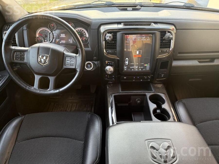 Black Dodge RAM 2015 in Riga, with an engine capacity of 5.70 L and mileage of 135 thousand km for 31900 €, photo 8 on AUTOMOTO.COM.LV