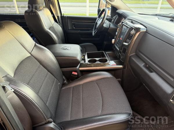 Black Dodge RAM 2015 in Riga, with an engine capacity of 5.70 L and mileage of 135 thousand km for 31900 €, photo 8 on AUTOMOTO.COM.LV